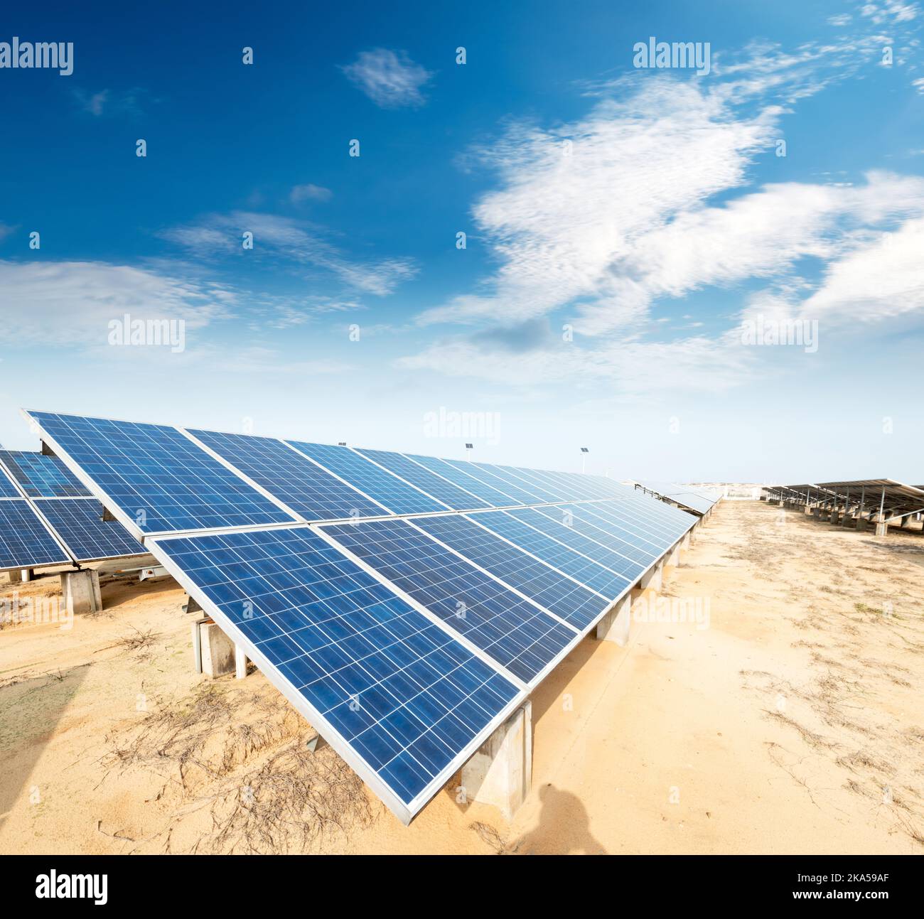 Solar panels - tracking system Stock Photo - Alamy