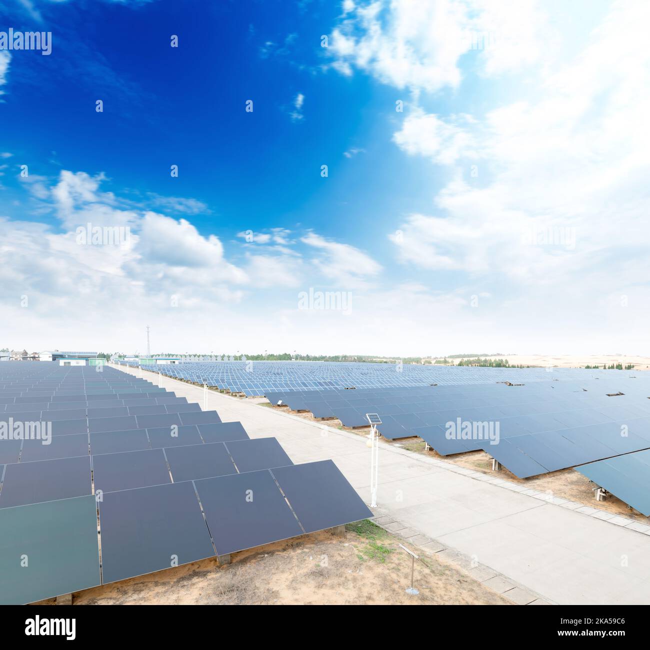 Solar panels - tracking system Stock Photo - Alamy