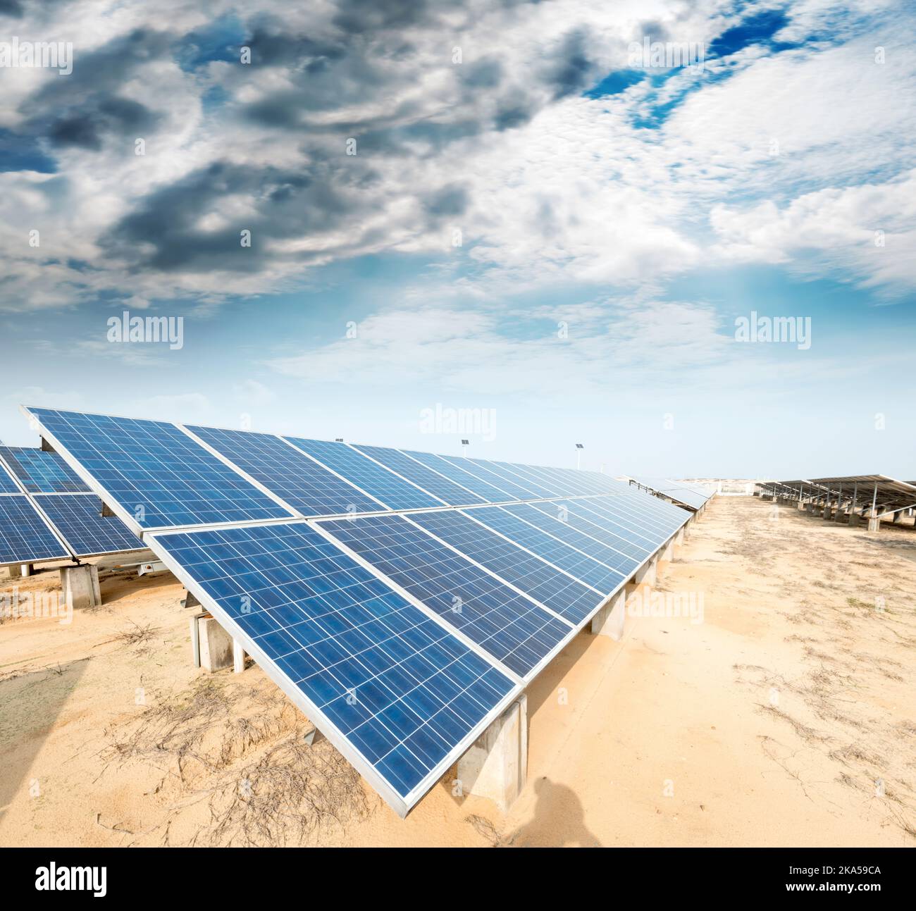 Solar panels - tracking system Stock Photo - Alamy