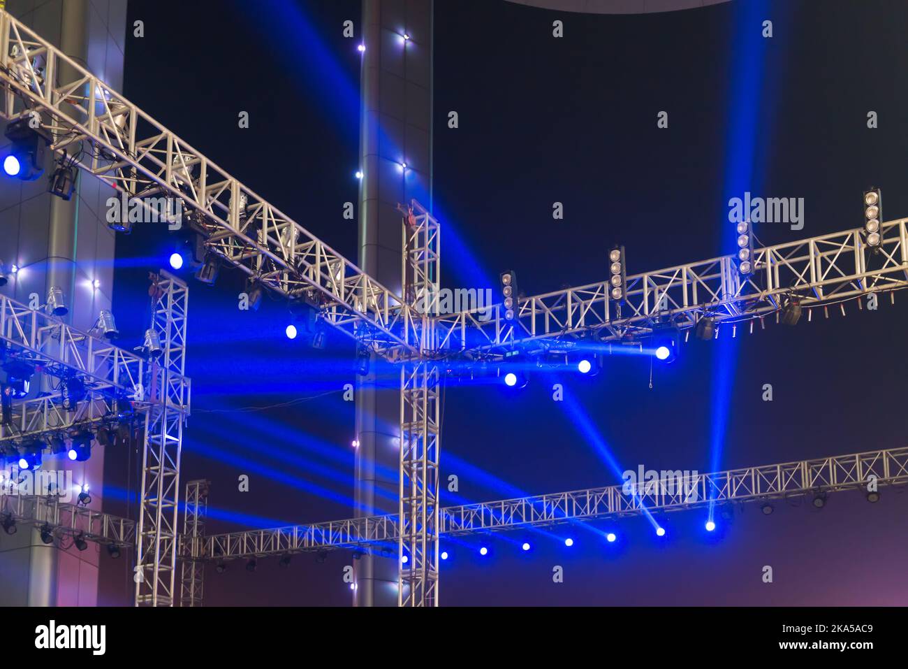 multiple spotlights on a theatre stage lighting rig Stock Photo - Alamy