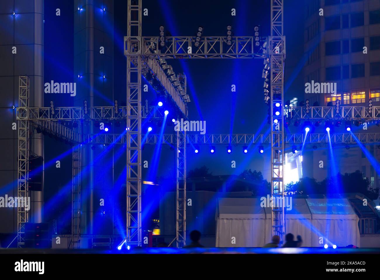 multiple spotlights on a theatre stage lighting rig Stock Photo - Alamy