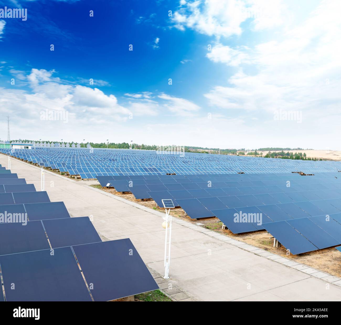 Solar panels - tracking system Stock Photo - Alamy