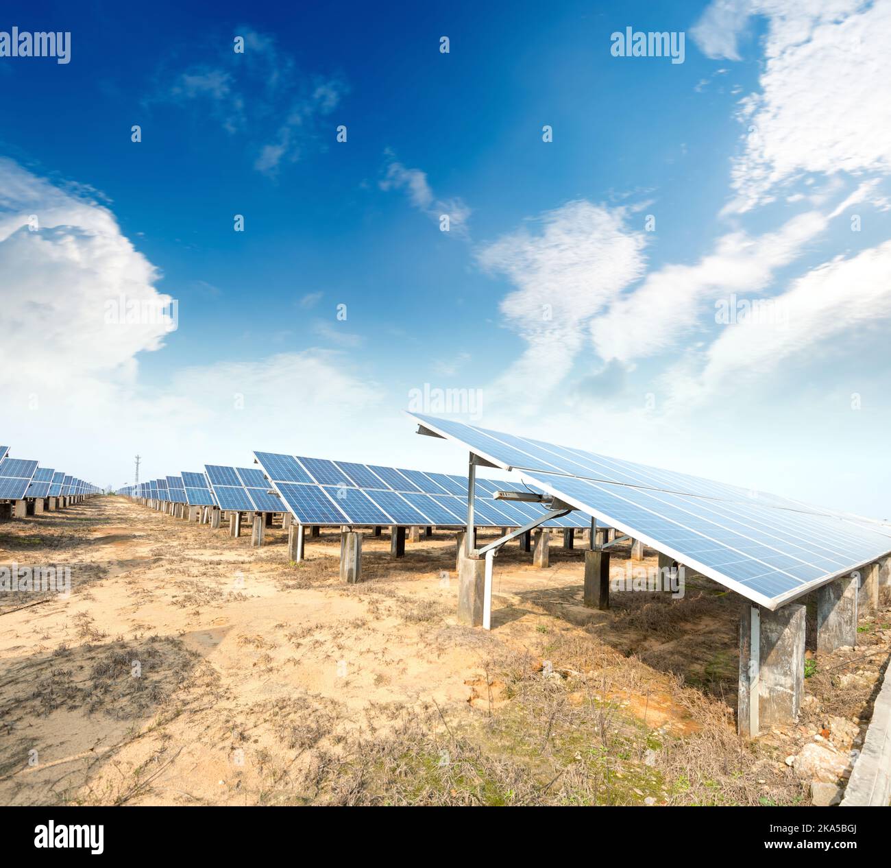 Solar panels - tracking system Stock Photo - Alamy