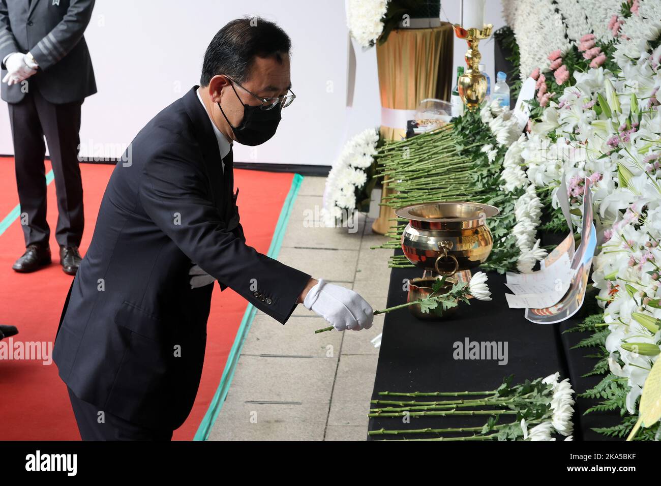 01st Nov, 2022. Paying tribute to Halloween crowd crush victims Joo Ho ...