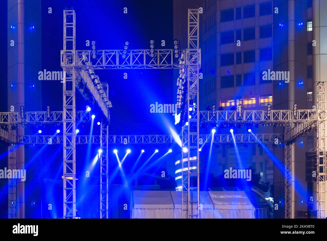 multiple spotlights on a theatre stage lighting rig Stock Photo - Alamy
