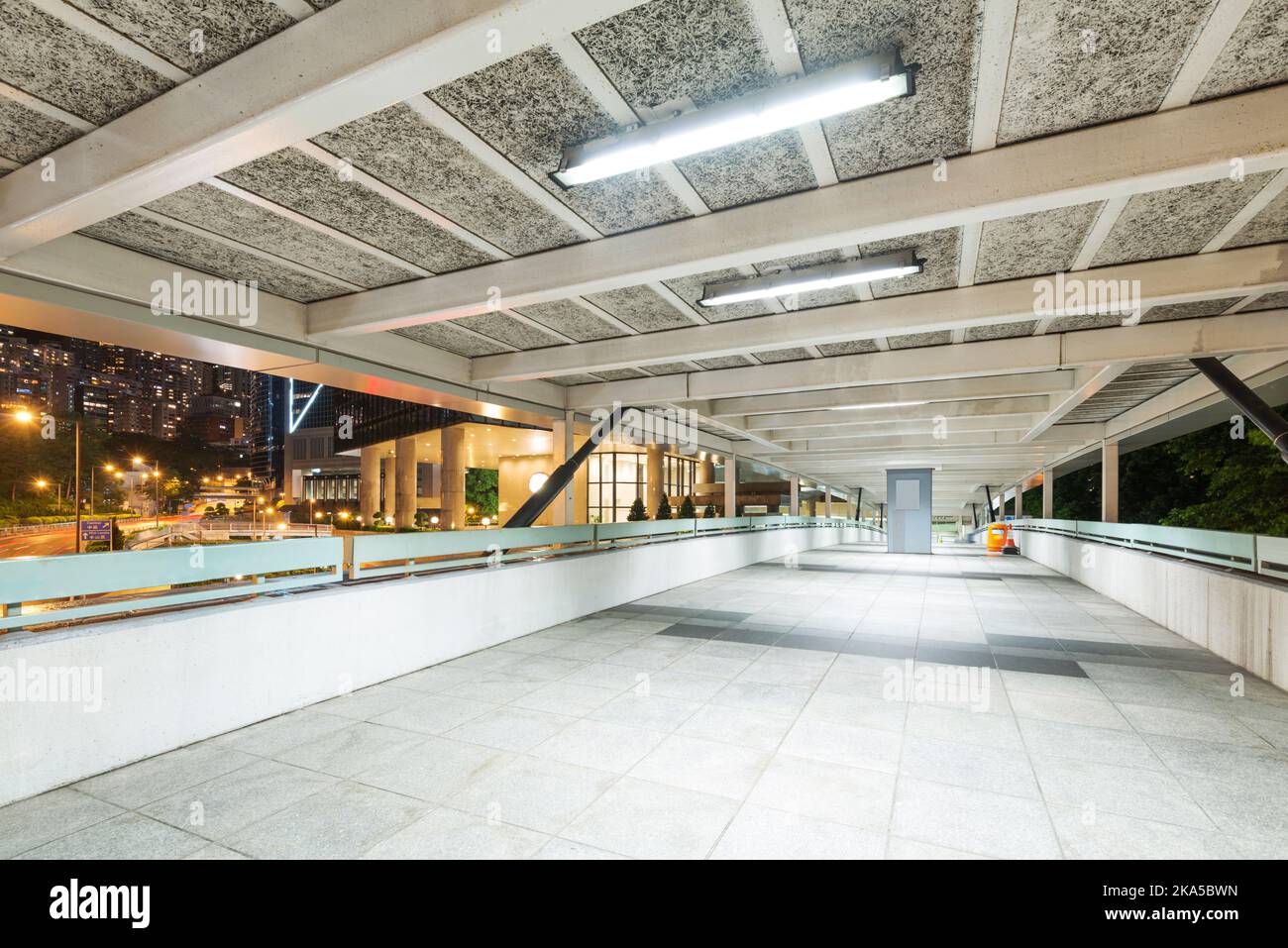 Empty pedestrian transition over busy street Stock Photo - Alamy