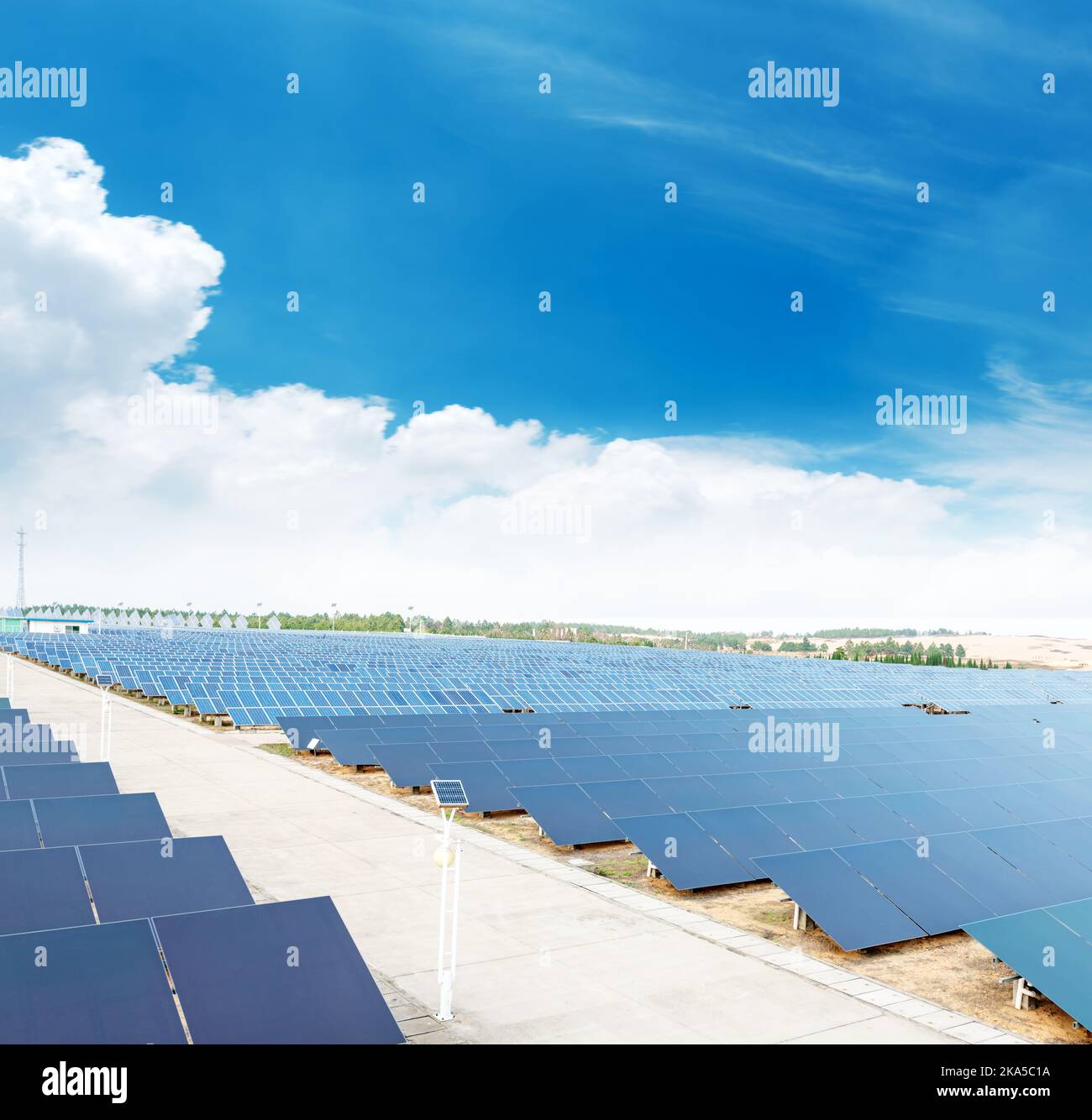 Solar panels - tracking system Stock Photo - Alamy