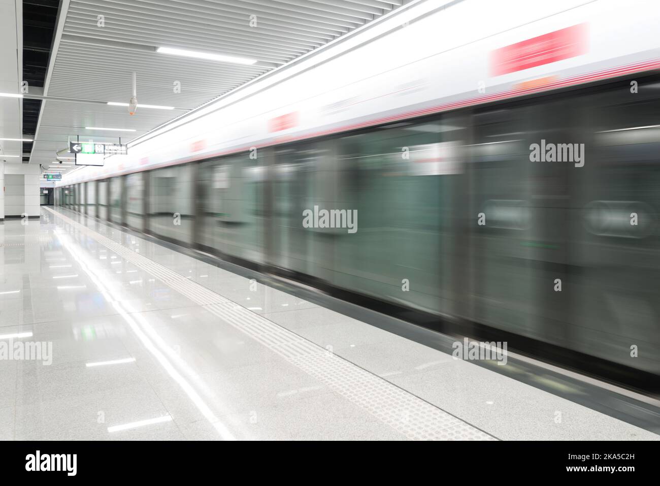 train fast moving at subway station Stock Photo - Alamy