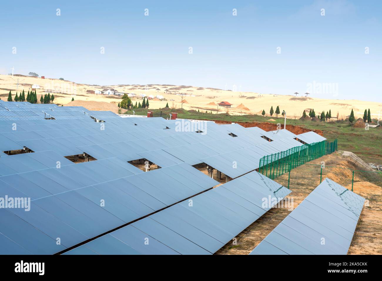 Solar panels - tracking system Stock Photo - Alamy
