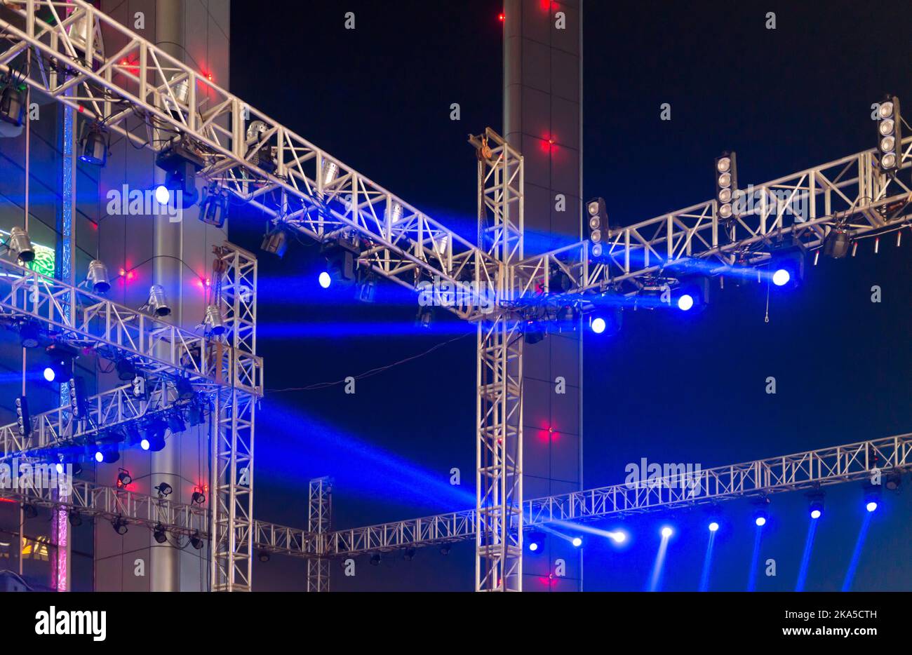 multiple spotlights on a theatre stage lighting rig Stock Photo - Alamy