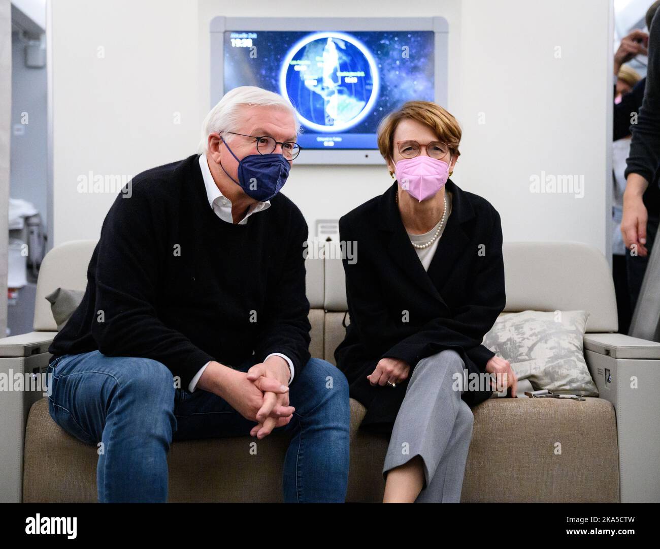 31 October 2022, Brandenburg, Schönefeld: German President Frank-Walter ...