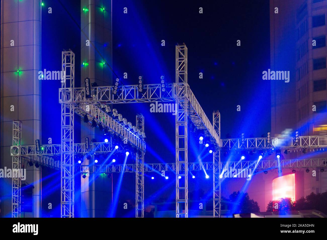 Lighting rig with backdrop hi-res stock photography and images - Alamy