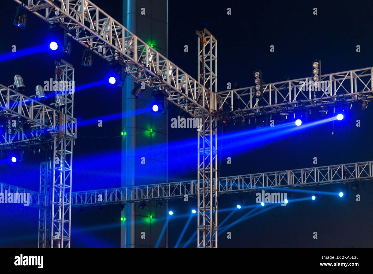 multiple spotlights on a theatre stage lighting rig Stock Photo - Alamy