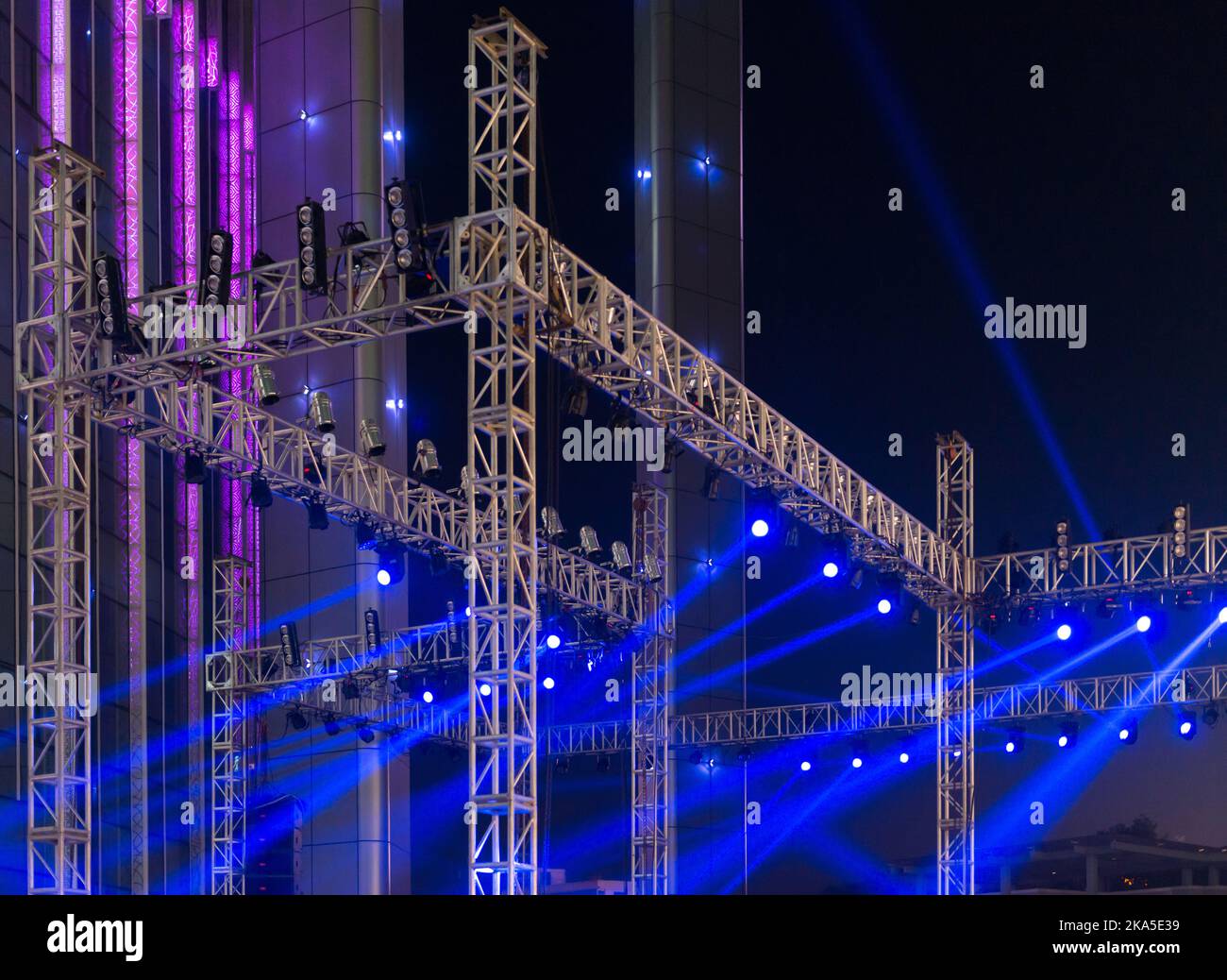 multiple spotlights on a theatre stage lighting rig Stock Photo - Alamy