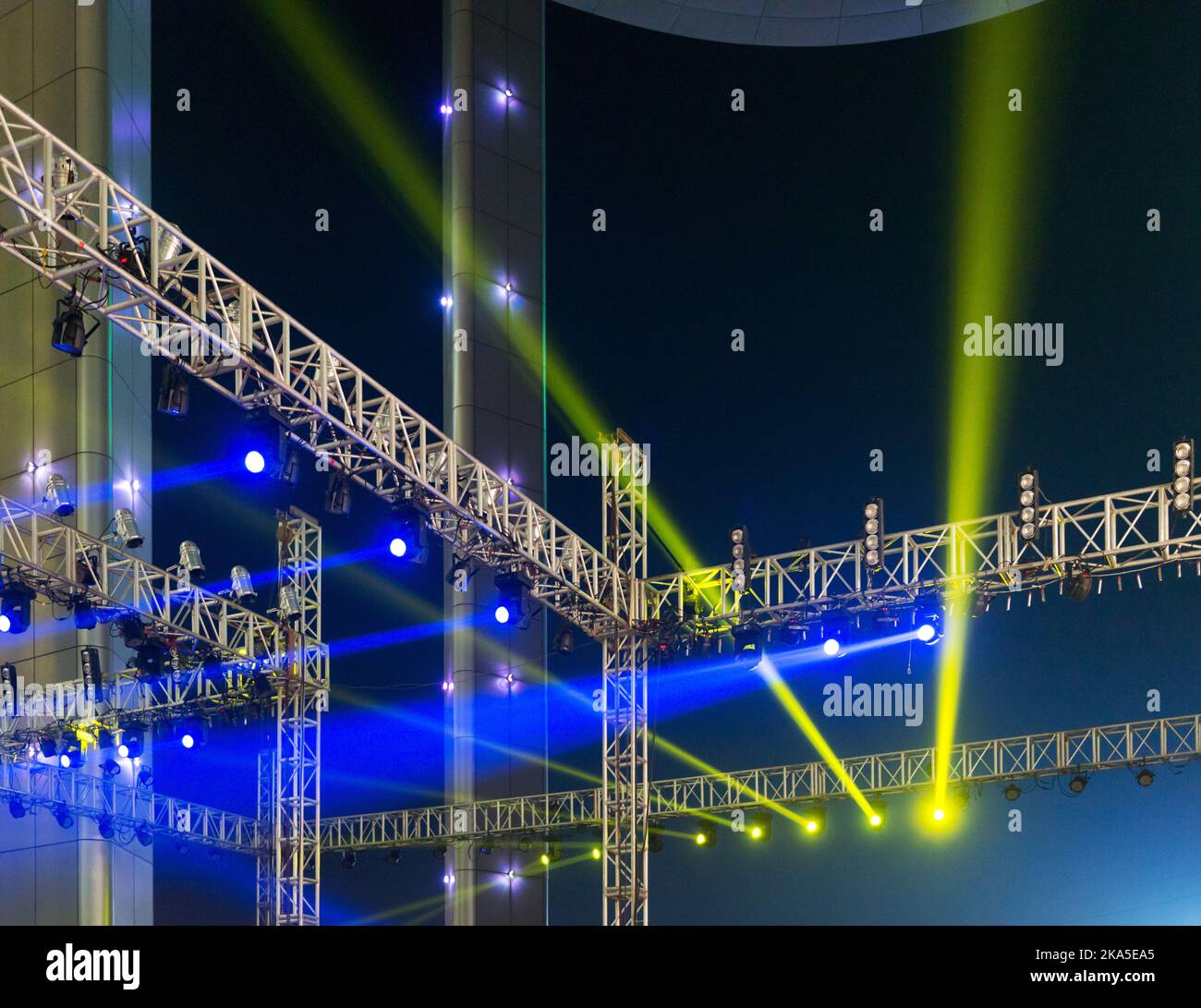 multiple spotlights on a theatre stage lighting rig Stock Photo - Alamy