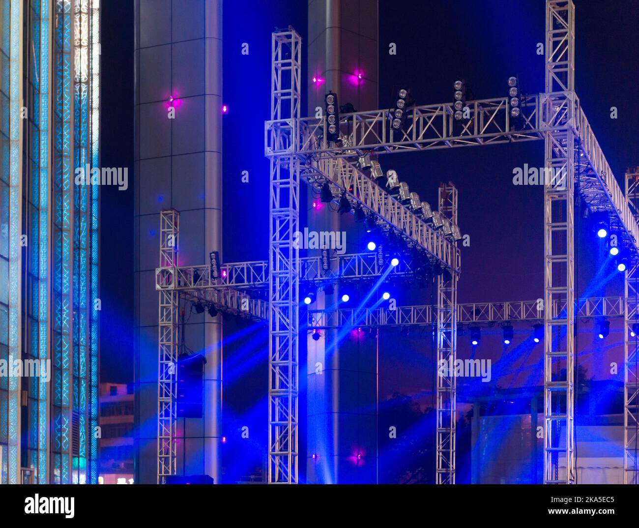 multiple spotlights on a theatre stage lighting rig Stock Photo - Alamy