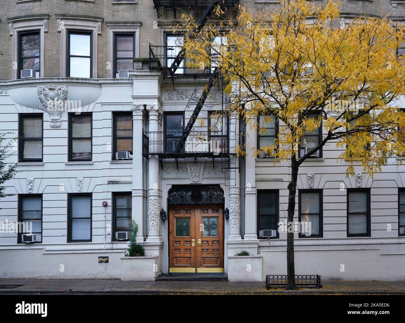 Old beaux-arts style apartment building Stock Photo - Alamy