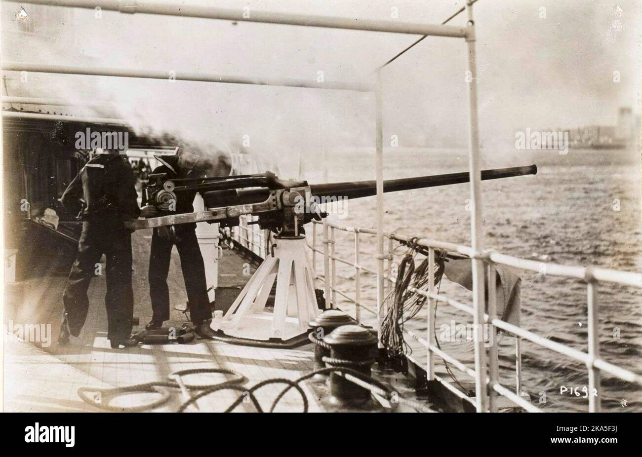 A US navy gun crew bombarding Veracruz dring the American-Mexican war ...