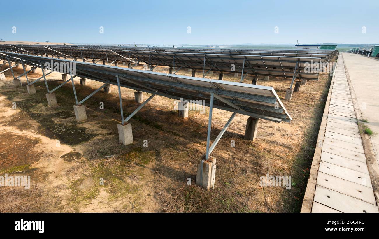 Solar panels - tracking system Stock Photo - Alamy