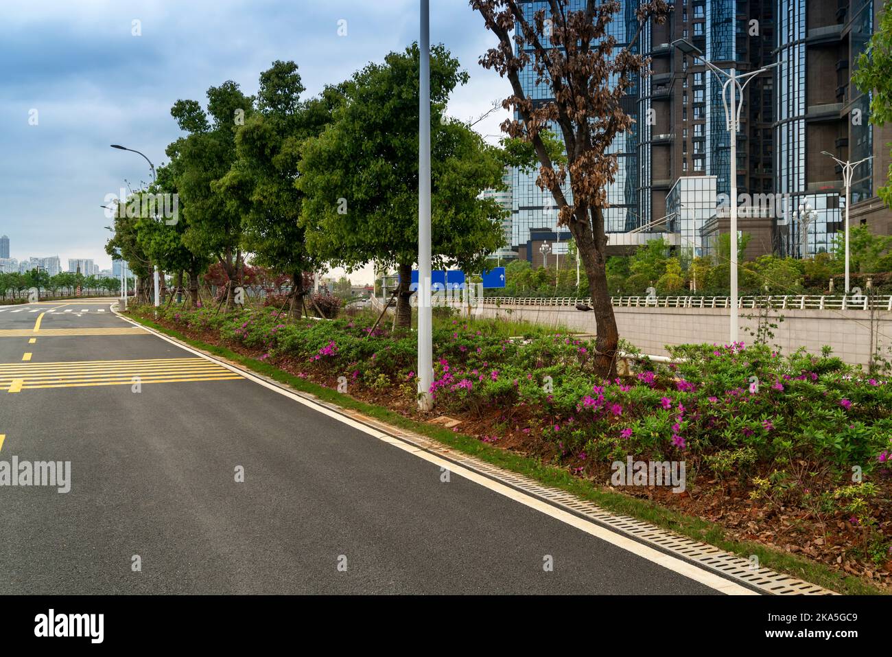 empty city road with skyline background Stock Photo - Alamy