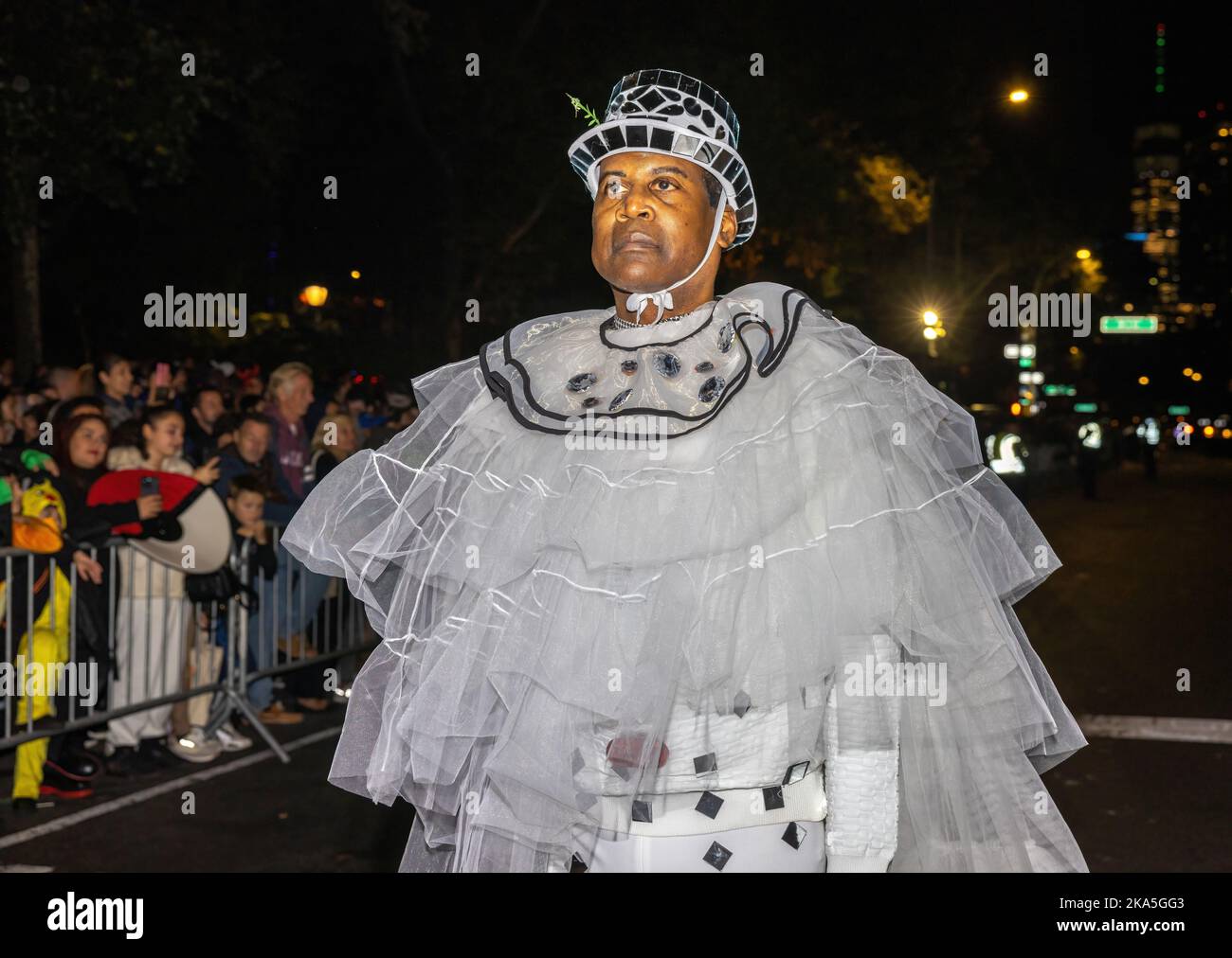NEW YORK, N.Y. – October 31, 2022: A costumed reveler marches in the ...