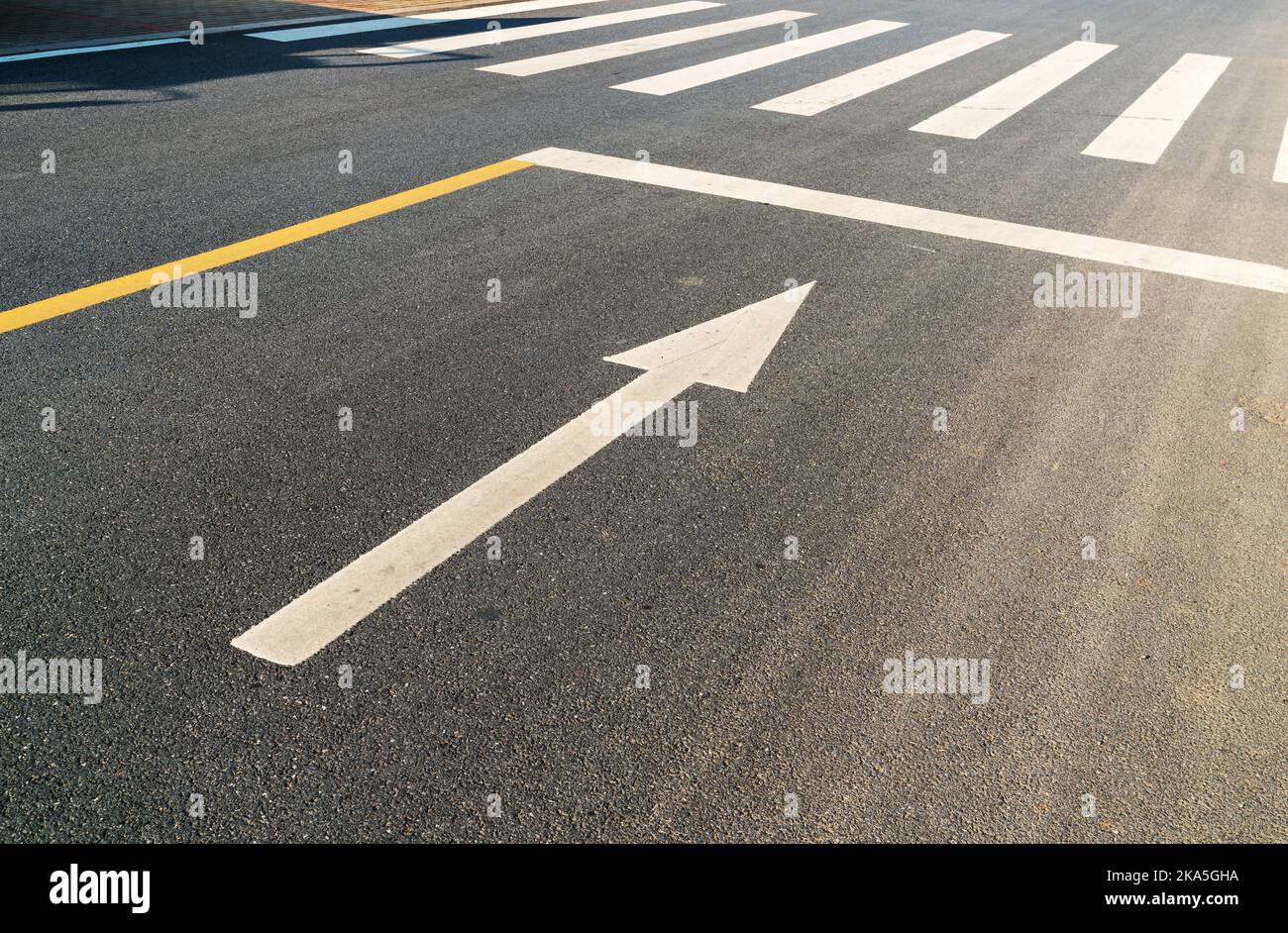 White arrow symbol on the ground Stock Photo - Alamy