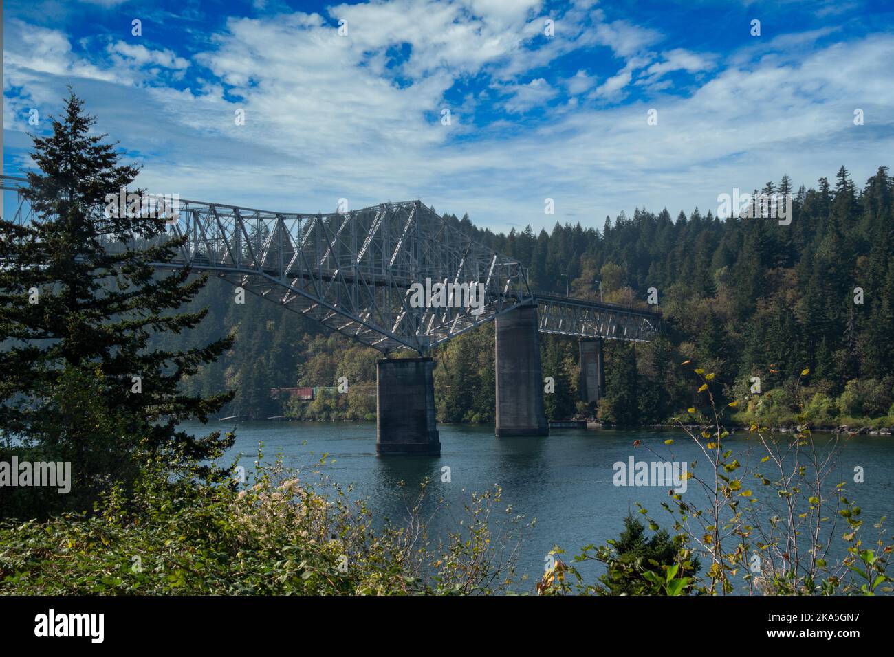Bridge of the Gods spanning the Columbia River, linking Oregon and ...