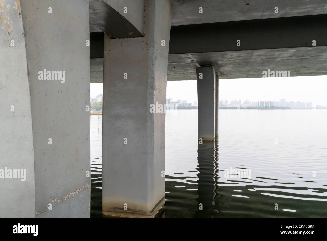 Bridge bottom view beams hi-res stock photography and images - Alamy