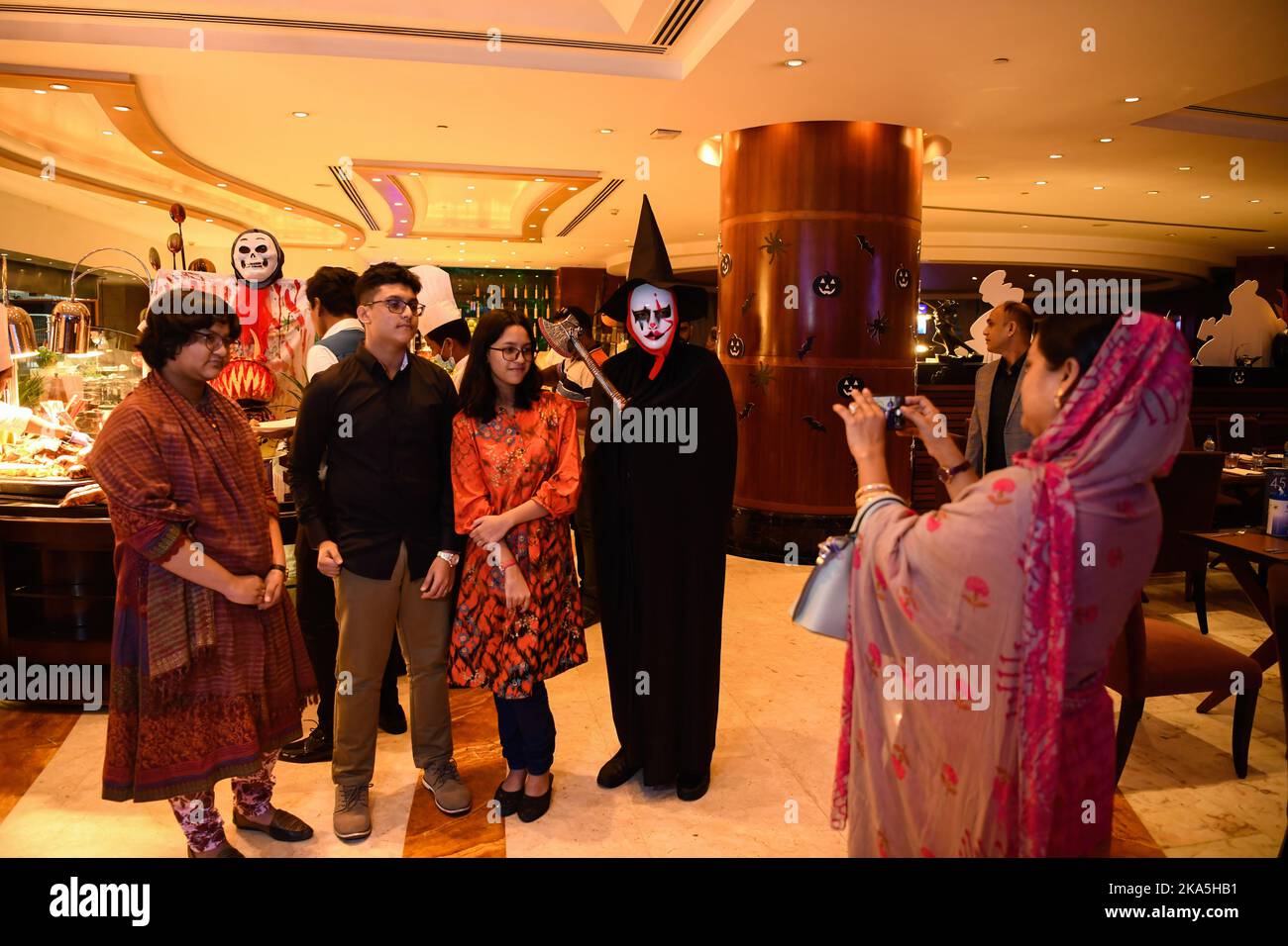 Dhaka, Bangladesh. 31st Oct, 2022. Friends and family visit a ...