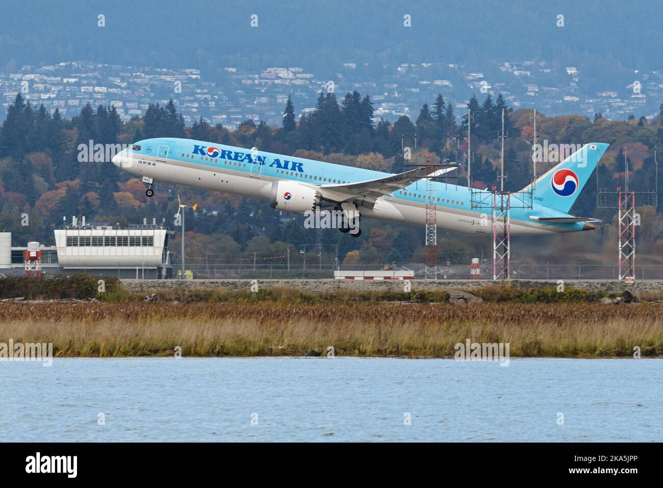 Richmond, British Columbia, Canada. 31st Oct, 2022. A Korean Air Boeing ...