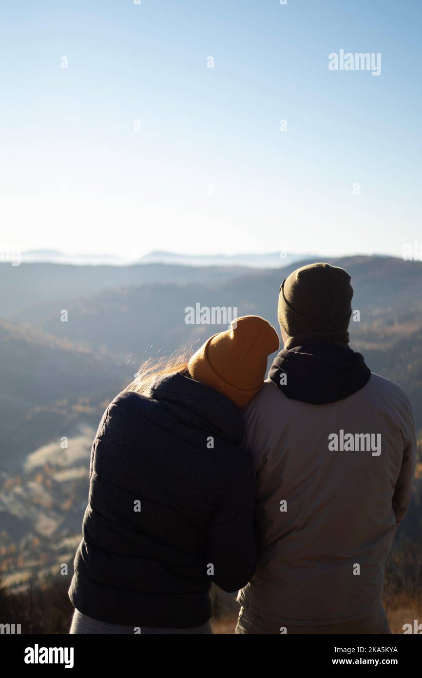Couple from behind and hill hi-res stock photography and images - Alamy