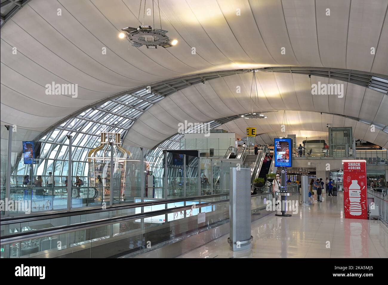 Distinctive concourse architecture at Suvarnabhumi Airport departure ...