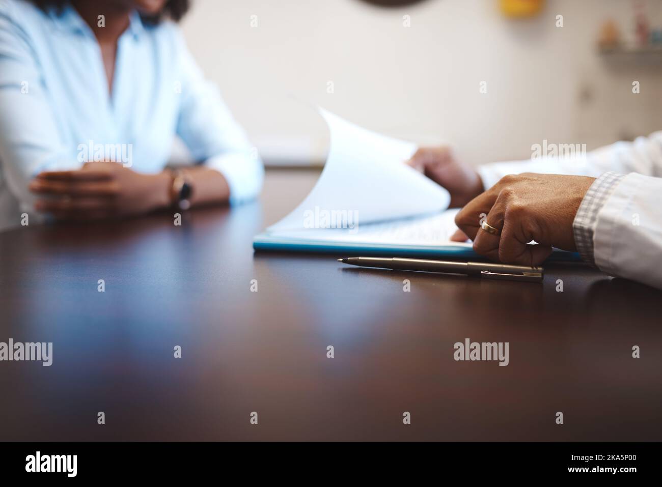 Doctor reading patient record hi-res stock photography and images - Alamy