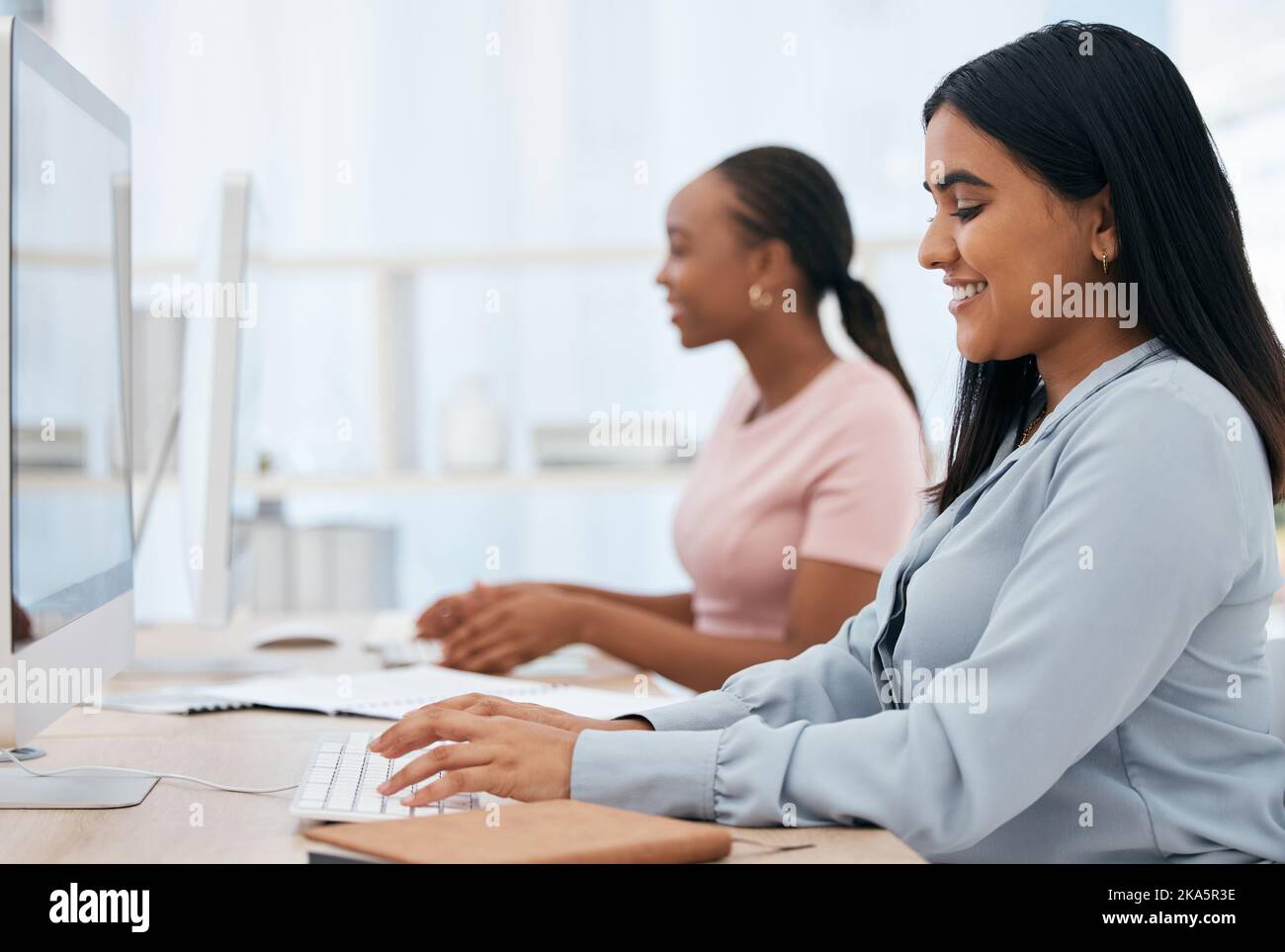 Typing email hi-res stock photography and images - Alamy