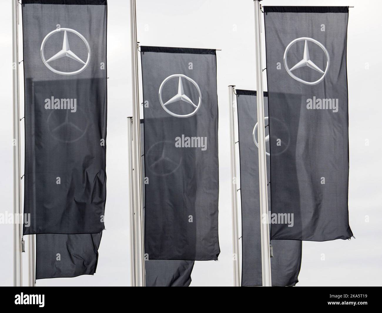 Stuttgart, Germany. 28th Oct, 2022. Flags with the Mercedes-Benz logo ...