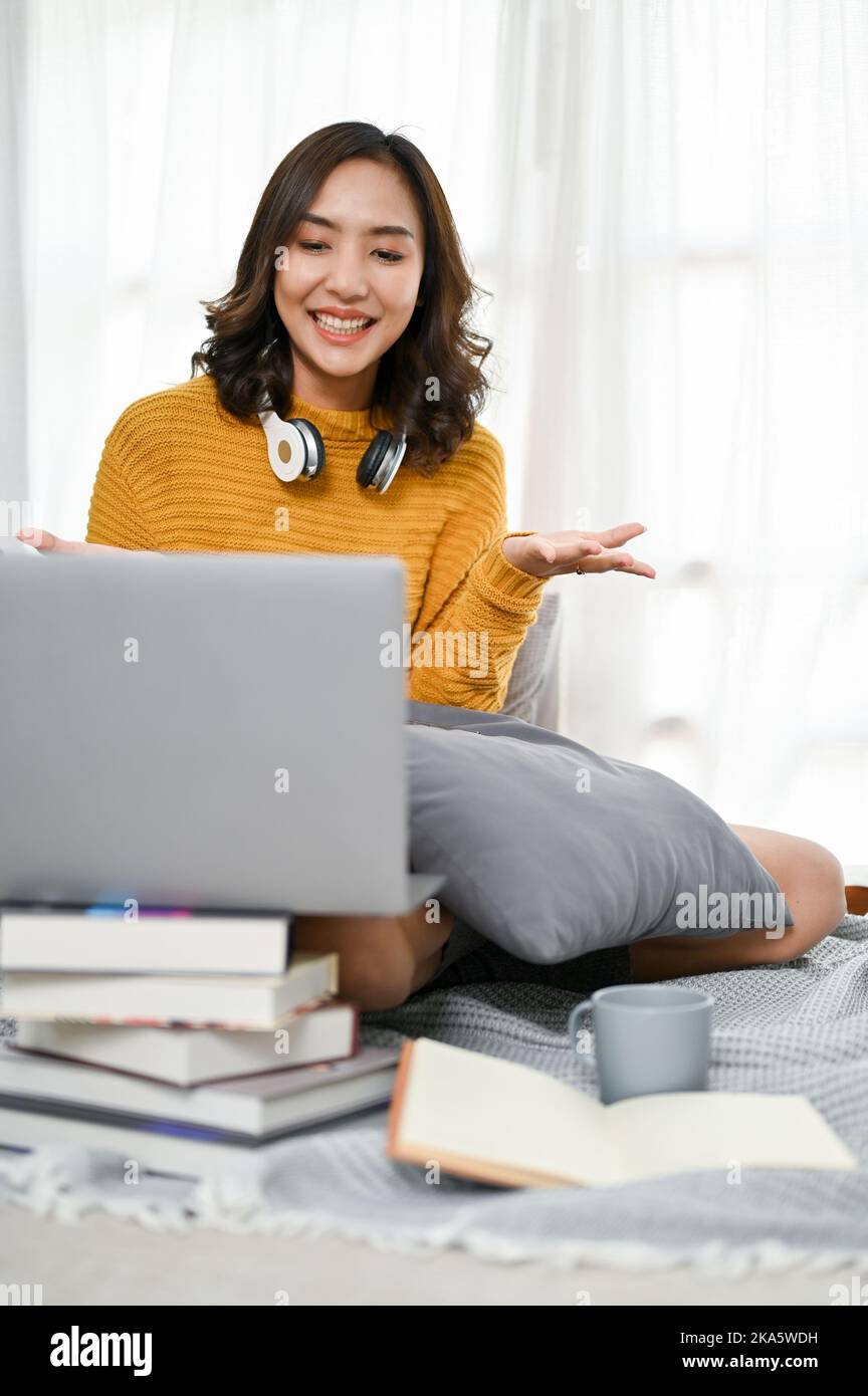 Portrait businesswoman relaxing talking hi-res stock photography and ...
