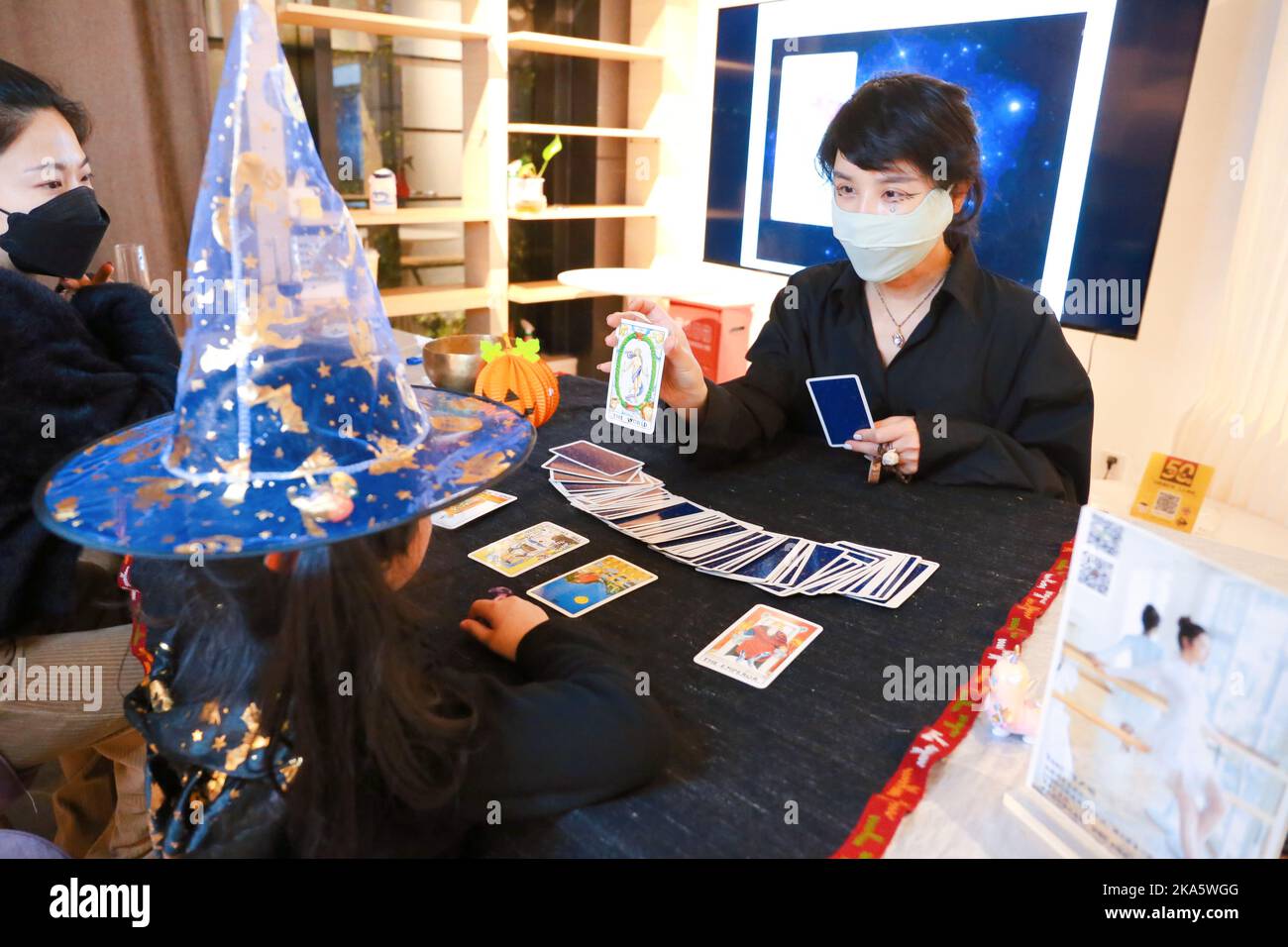 A pole dance and cross-dressing party for Halloween was held in the Guanghai Bookstore of No.1 ...