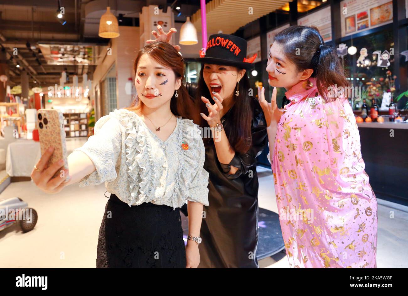 A pole dance and cross-dressing party for Halloween was held in the Guanghai Bookstore of No.1 ...