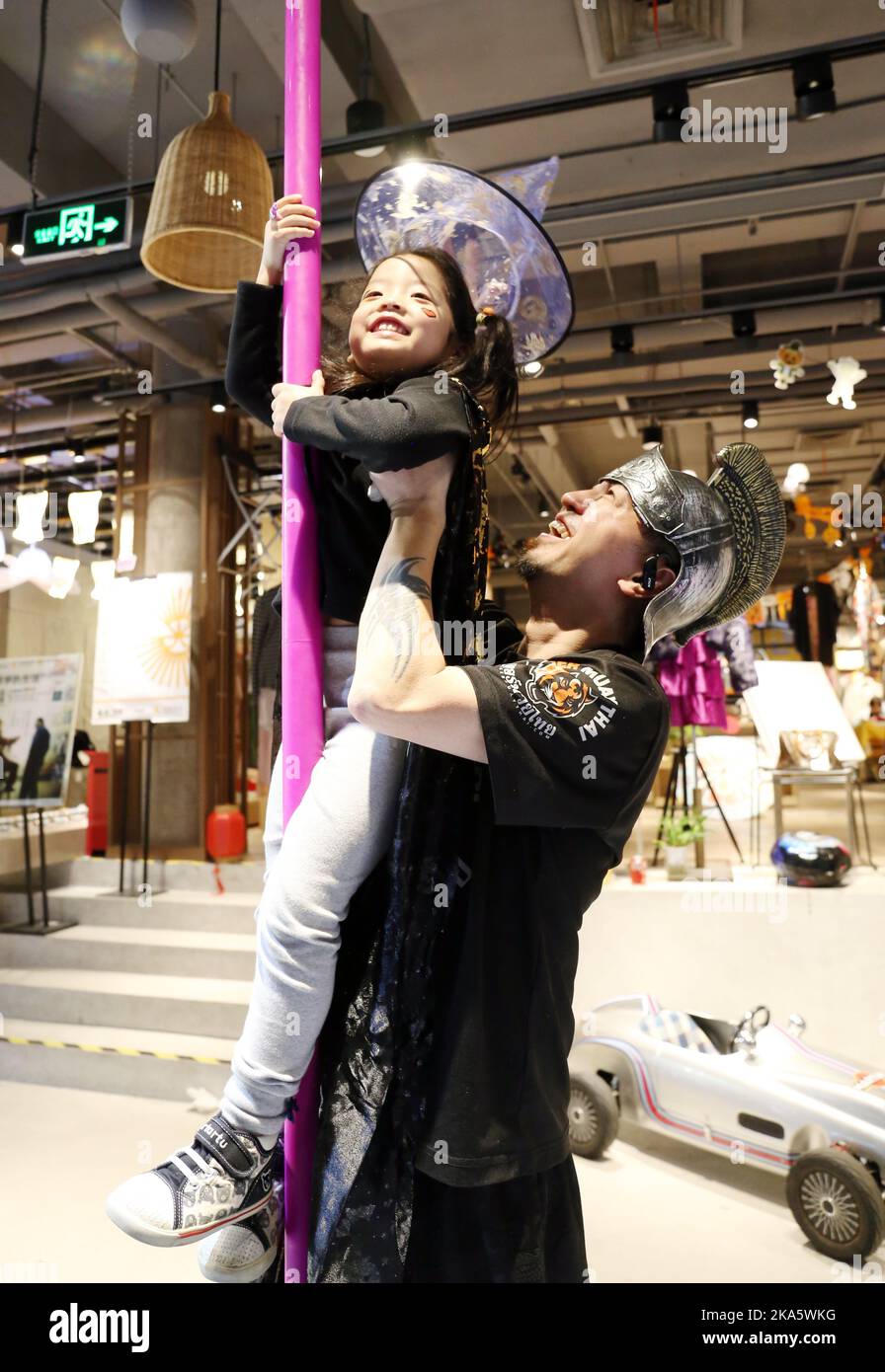 A pole dance and cross-dressing party for Halloween was held in the Guanghai Bookstore of No.1 ...