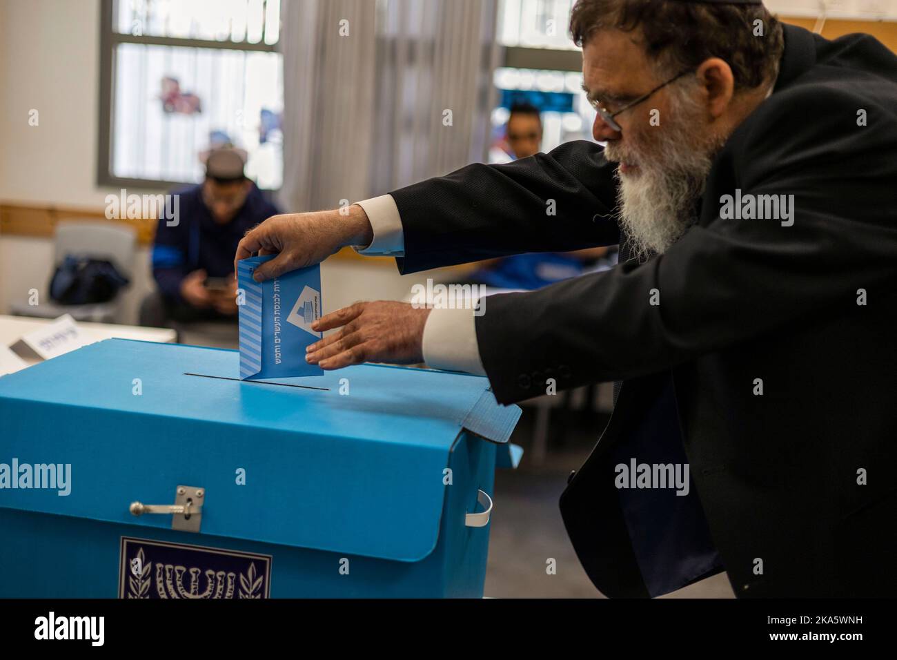 Jerusalem, Israel. 01st Nov, 2022. An Israeli orthodox man casts his ...