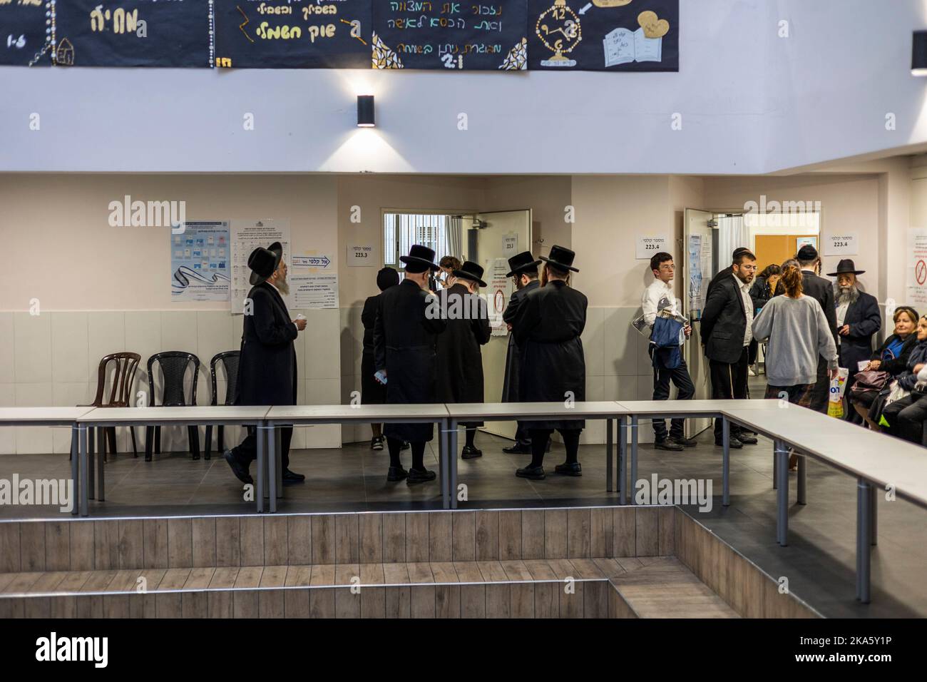 Jerusalem, Israel. 01st Nov, 2022. People wait at a polling station to ...