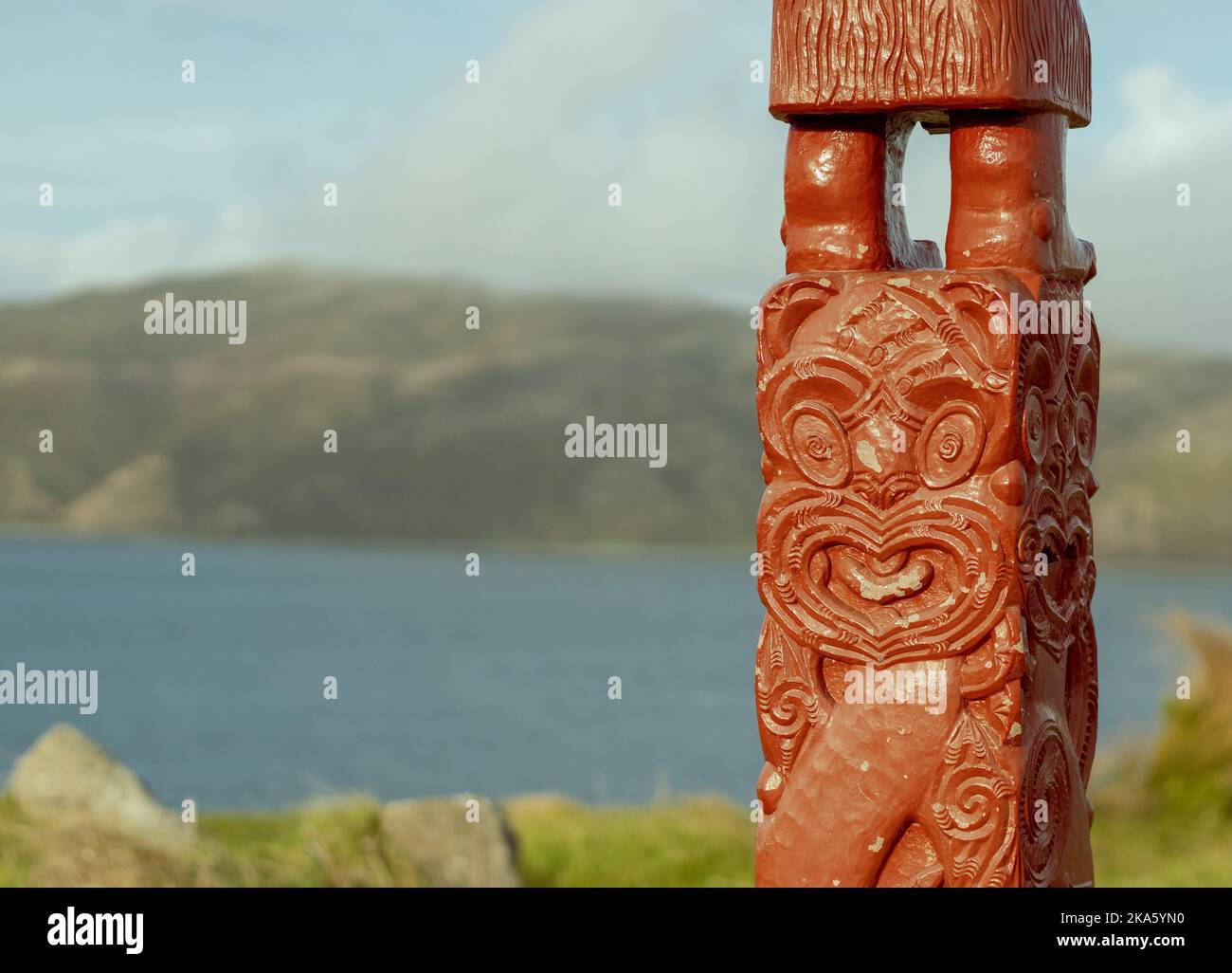 Close up of whakairo pouwhenua with background Stock Photo - Alamy