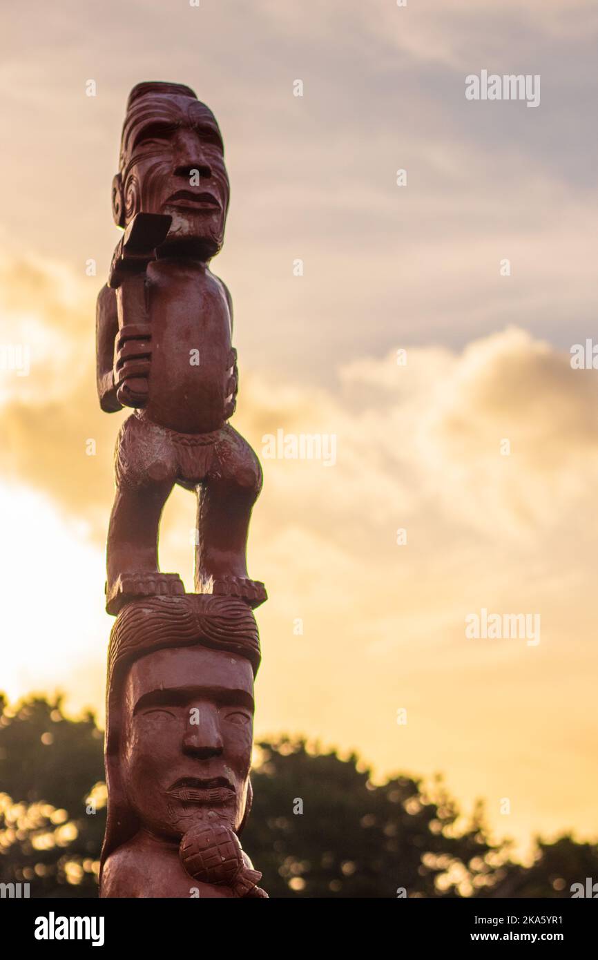 Sunset behind whakairo two people standing high Stock Photo - Alamy