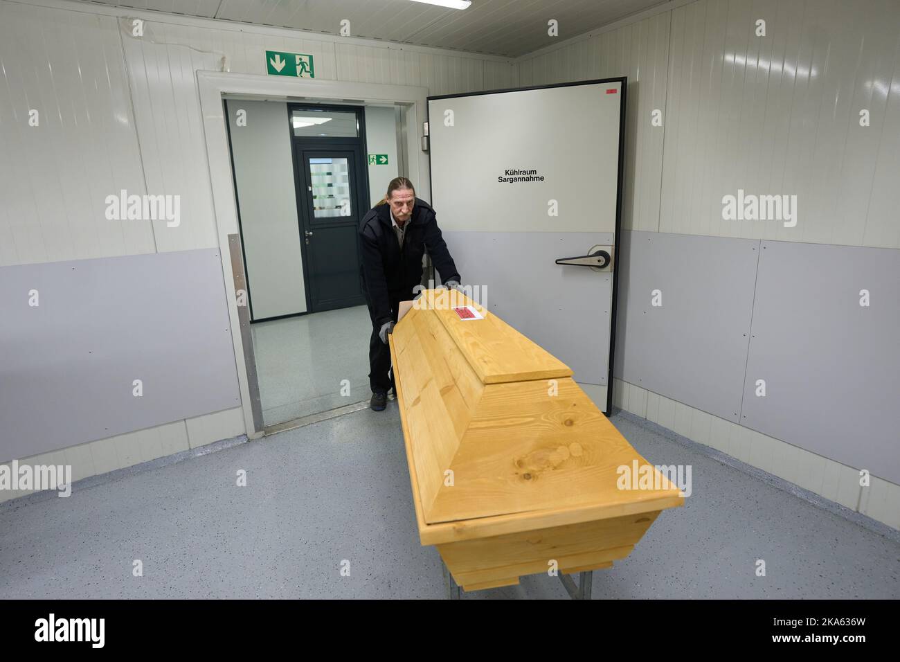Dachsenhausen, Germany. 24th Oct, 2022. An employee of the Dachsenhausen crematorium brings a ...