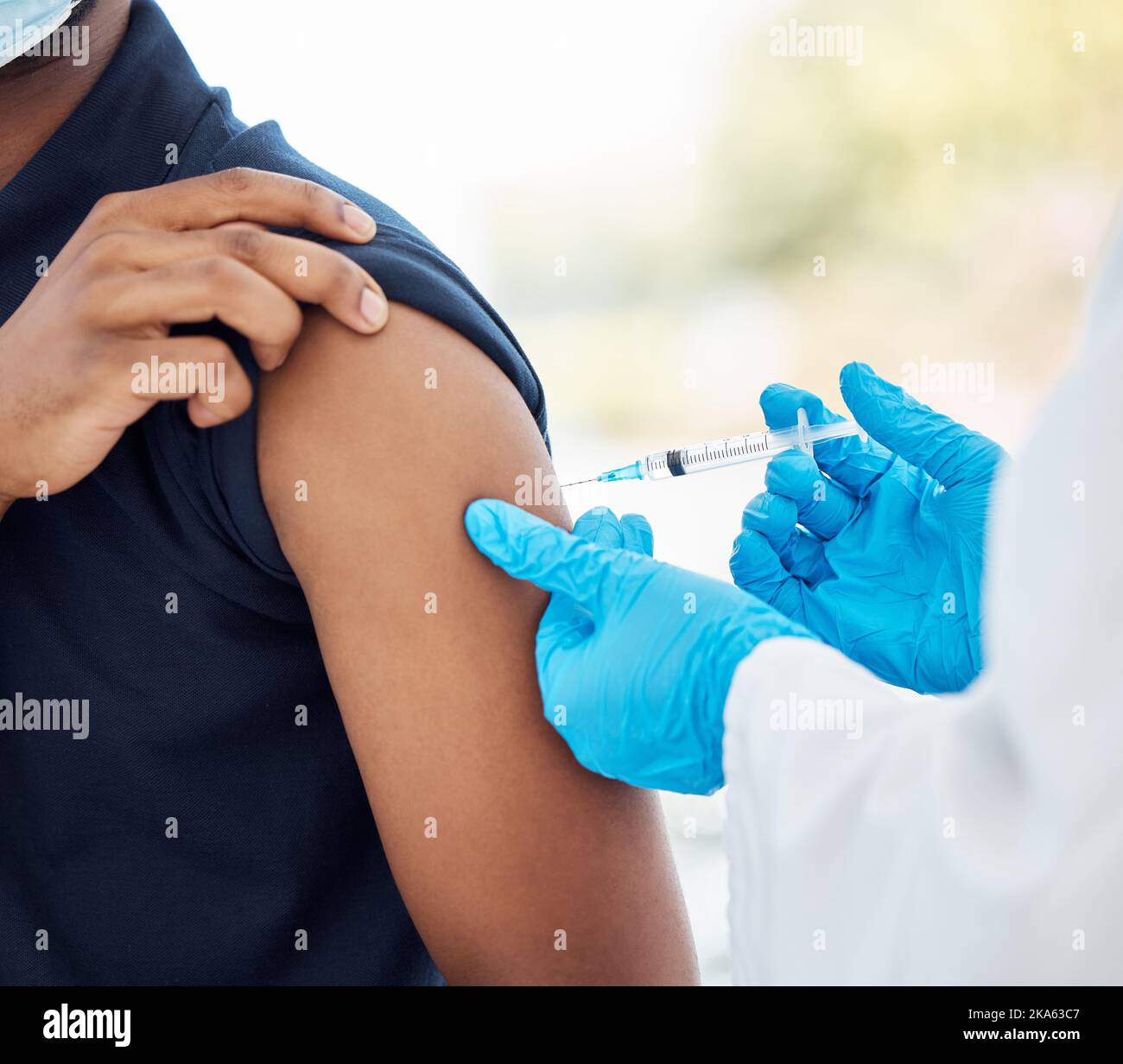 Doctor giving patient shot hi-res stock photography and images - Alamy