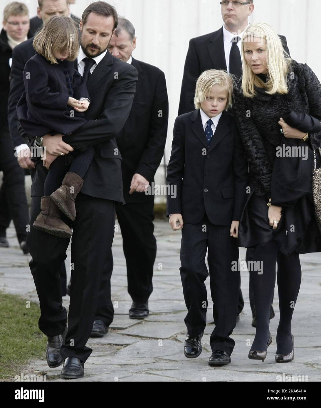 Crown Prince Haakon carrying Primcess Ingrid Alexandra, Crown Princess ...