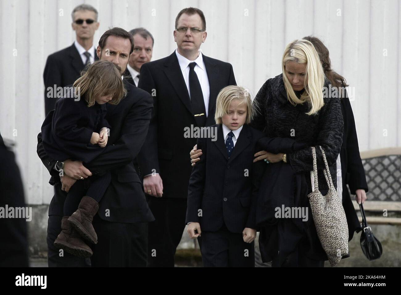 Crown Prince Haakon carrying Primcess Ingrid Alexandra, Crown Princess ...