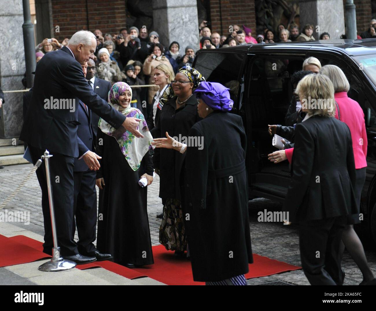 Oslo, 20111210: Nobel Peace Prize ceremony. Geir Lundestad (l ...