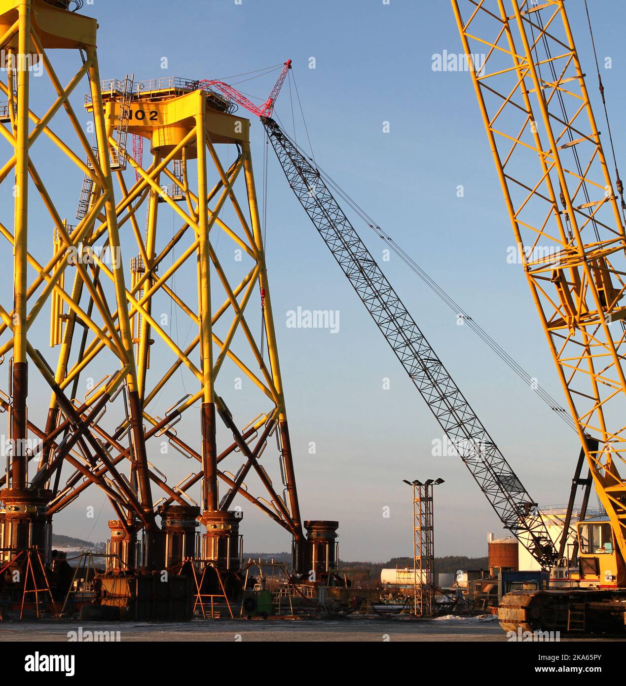 Offshore constructions hi-res stock photography and images - Alamy