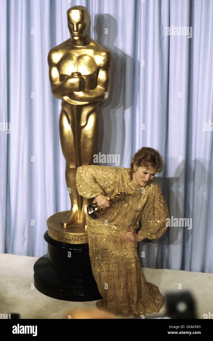 Actress Meryl Streep poses proudly with here Oscar statuette for best ...